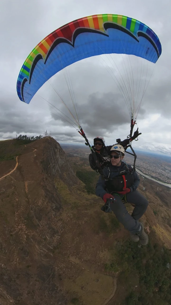 Voo de parapente em Governador Valadares MG, Brasil. - Insta360 ...